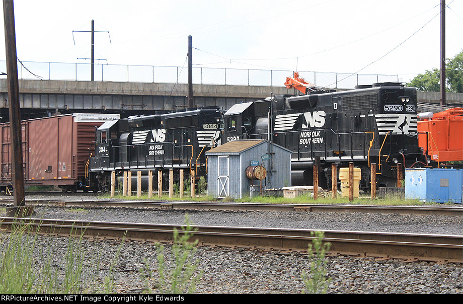 NS GP38-2 #5290 and NS GP40-2 #3044 on H6M
